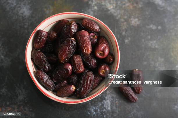 Kurma Buah Kering Organik Mentah Diisi Dengan Almond Kurma Arab Untuk