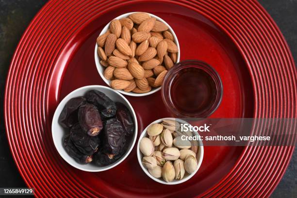 Kurma Buah Kering Organik Mentah Diisi Dengan Almond Kurma Arab Untuk