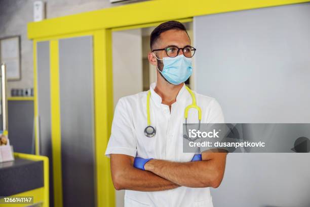 Dokter Muda Dengan Masker Wajah Sarung Tangan Karet Dan Seragam Putih ... Dokter Muda Dengan Masker Wajah Sarung Tangan Karet Dan Seragam Putih ...