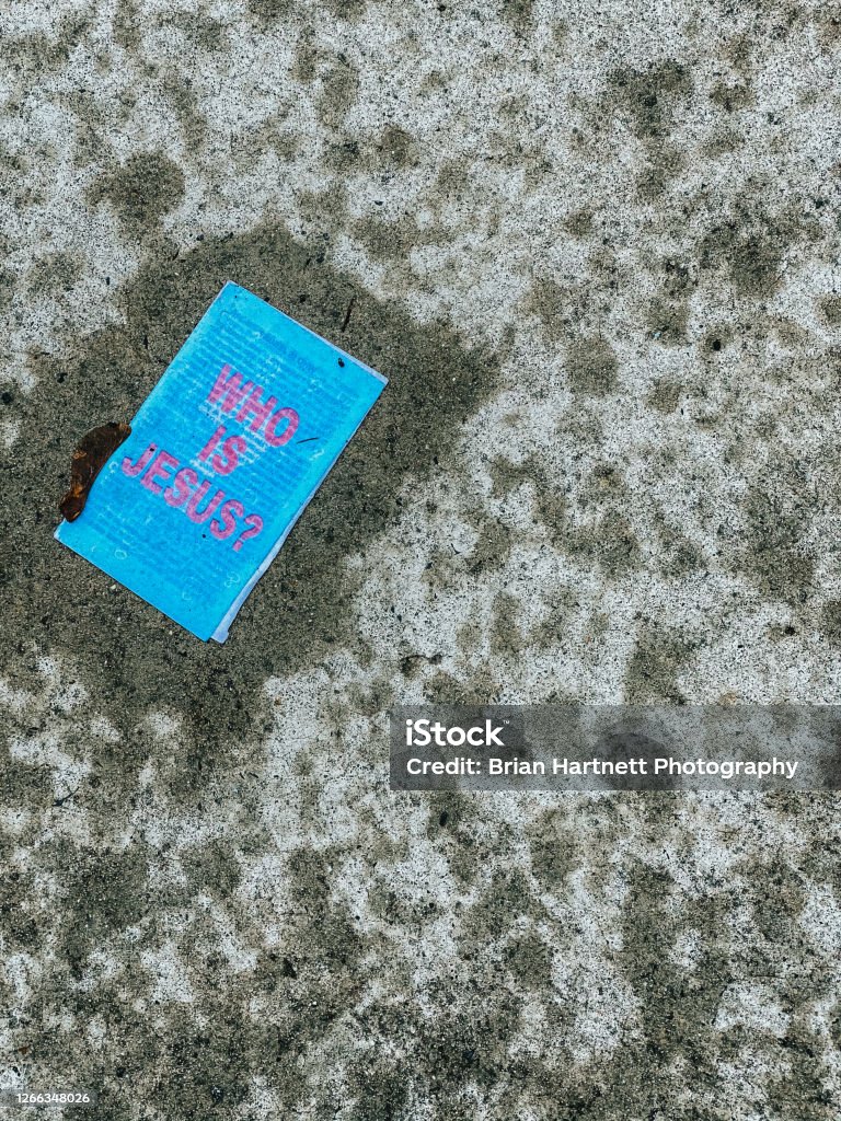 Selembar Kertas Basah Di Tanah Yang Mengatakan Siapa Yesus Foto Stok Unduh Gambar Sekarang