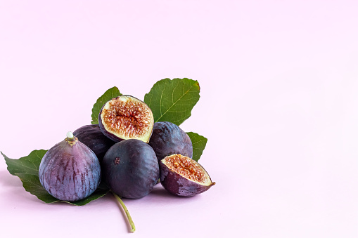 Buah Ara Ungu Matang Dengan Daun Dalam Mangkuk Kayu Pada Latar Belakang