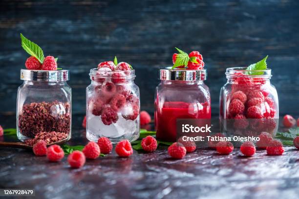Botol Kaca Dengan Raspberry Dalam Berbagai Bentuk Segar Beku Kering