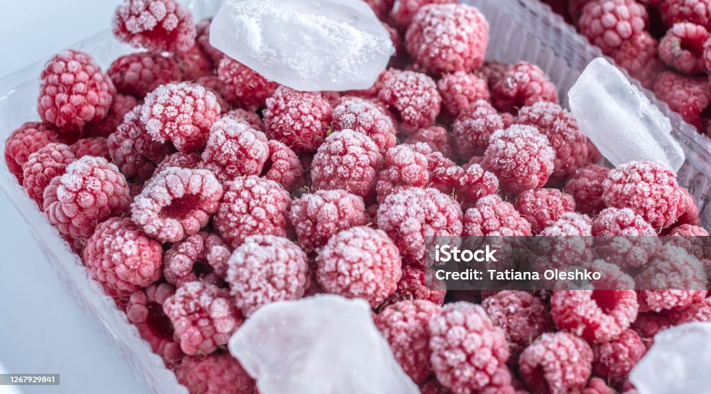 Wadah Dengan Raspberry Beku Di Freezer Lemari Es Konsep Makanan Beku