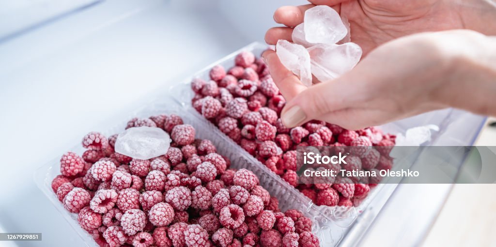 Wadah Dengan Raspberry Beku Di Freezer Lemari Es Konsep Makanan Beku