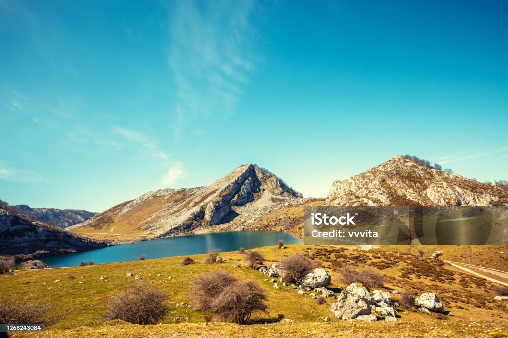 Lanskap Gunung Yang Indah Puncak Taman Nasional Eropa Danau Enol Yang ... Lanskap Gunung Yang Indah Puncak Taman Nasional Eropa Danau Enol Yang ...