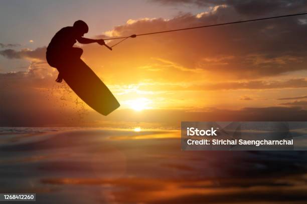 Siluet Atlet Pria Melatih Wakeboard Olahraga Air Ekstrim Melompat Dari