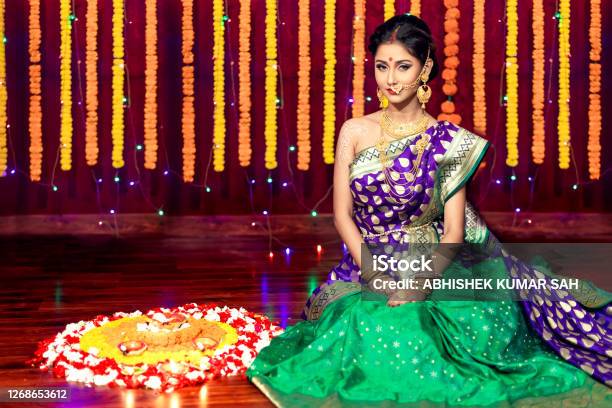 Gadis Muda Cantik India Membuat Bunga Rangoli Untuk Diwali Atau Onam ... Gadis Muda Cantik India Membuat Bunga Rangoli Untuk Diwali Atau Onam ...