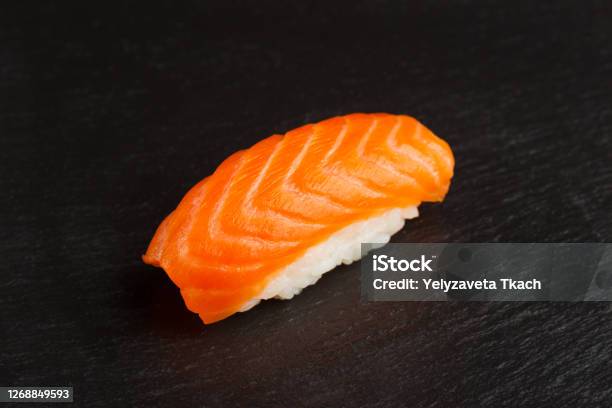 Makanan Jepang Sushi Salmon Dan Gulungan Dengan Salmon Dan Belut Foto
