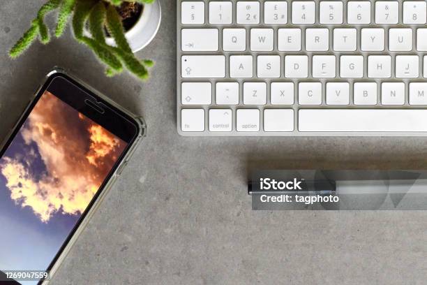 Meja Kantor Modern Dari Tampilan Atas Dengan Telepon Keyboard Dan Pena