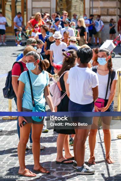 Foto De Dezenas De Turistas Fizeram Fila Para Visitar O Interior Do Panteão Romano Em Roma E