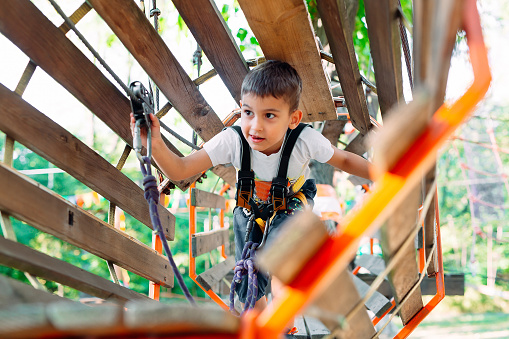 Parque De Cuerdas El Niño Pasa El Obstáculo En El Parque De Cuerdas