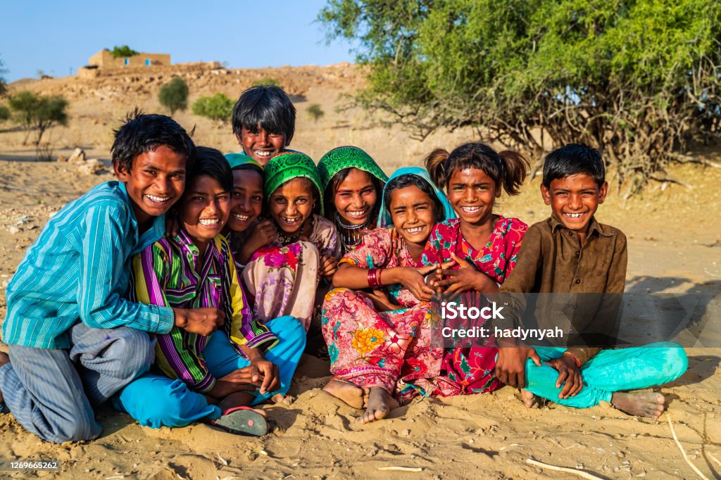 Grupo De Niños Indios Gitanos Felices Pueblo Del Desierto India Foto De