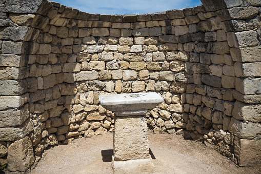 Altar Kuno Marmer Di Basilika Antik Kuno Altar Batu Untuk Melakukan ... Altar Kuno Marmer Di Basilika Antik Kuno Altar Batu Untuk Melakukan ...
