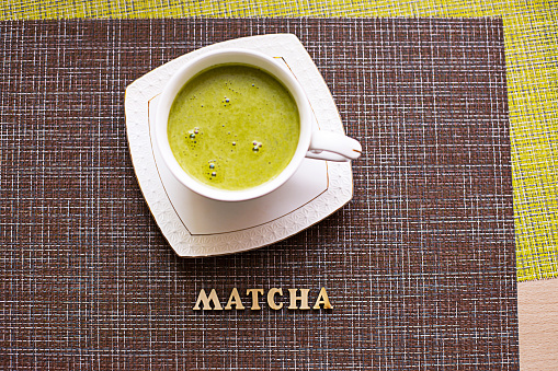 Teh Hijau Matcha Jepang Dituangkan Ke Dalam Cangkir Putih Dan Di Piring ... Teh Hijau Matcha Jepang Dituangkan Ke Dalam Cangkir Putih Dan Di Piring ...