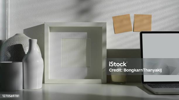 Tampilan Closeup Ruang Kerja Minimal Dengan Bingkai Mock Up Dan Mock Up