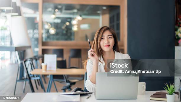 Pengusaha Asia Yang Menawan Duduk Bekerja Di Laptop Di Kantor Foto Stok ... Pengusaha Asia Yang Menawan Duduk Bekerja Di Laptop Di Kantor Foto Stok ...