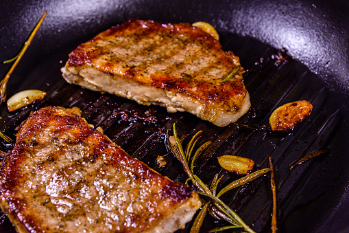 Steak Panggang Dengan Bawang Putih Rosemary Dan Rempahrempah Dalam
