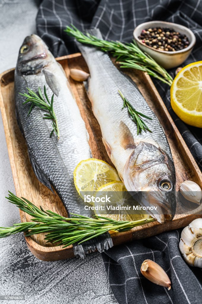 Ikan Bass Laut Mentah Dengan Bumbu Dan Lemon Latar Belakang Hitam