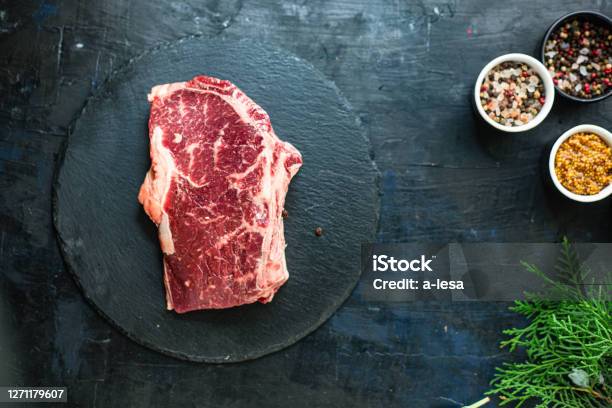 Rib Mata Daging Steak Daging Daging Segar Berair Di Atas Meja Melayani