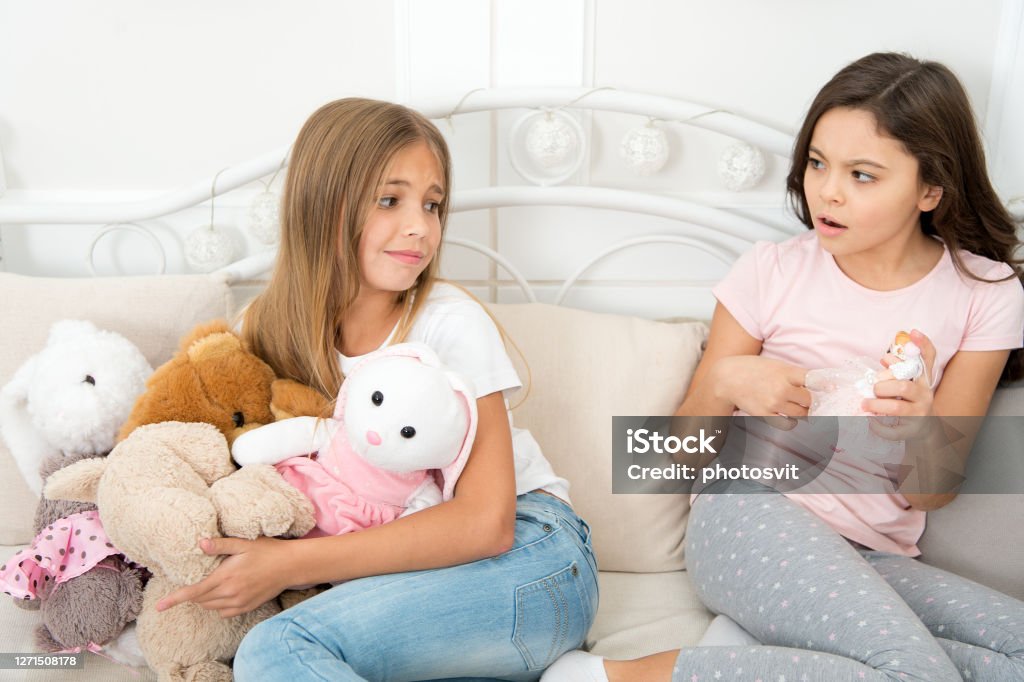 Foto De Crianças Brincam De Brinquedo Na Cama Garotinhas Passam Um