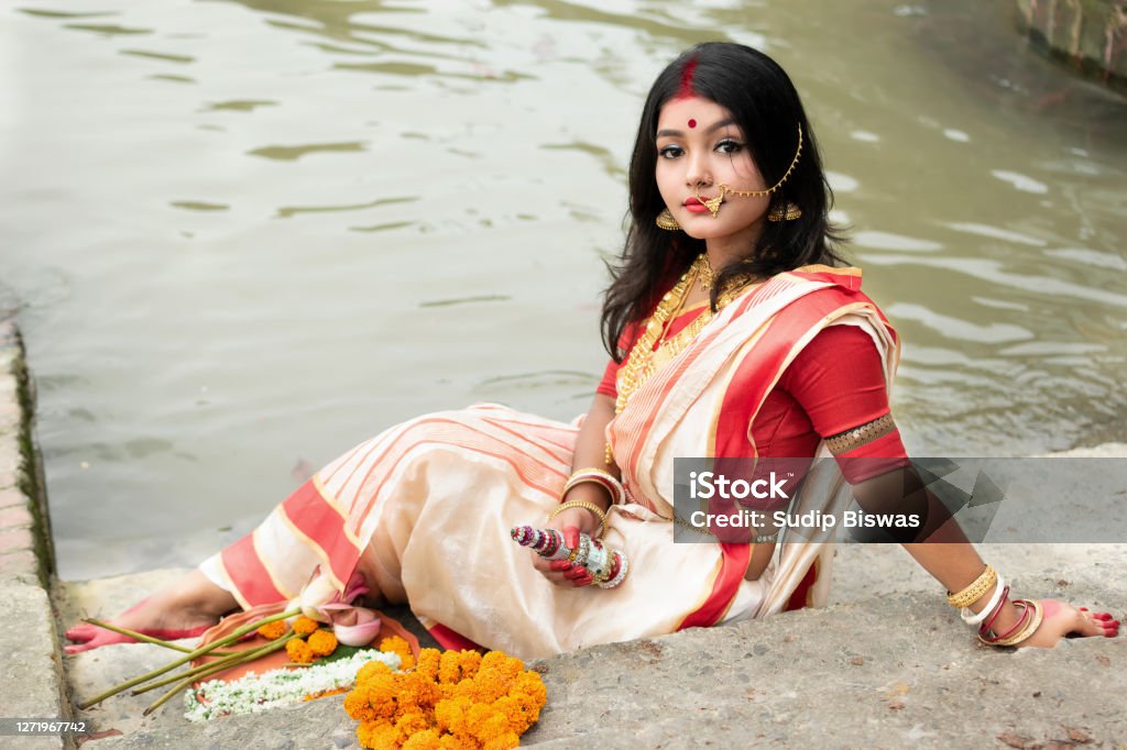 Potret Gadis Cantik India Di Depan Sungai Ganga Mengenakan Saree Tradisional India Perhiasan