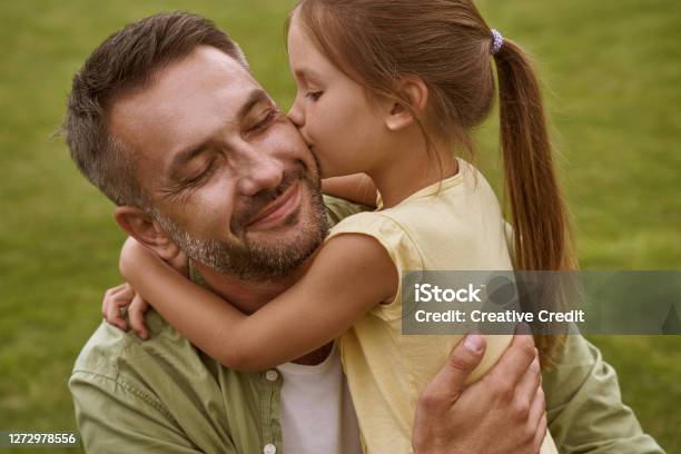 Hari Ayah Gadis Kecil Yang Lucu Memeluk Dan Mencium Ayahnya Yang