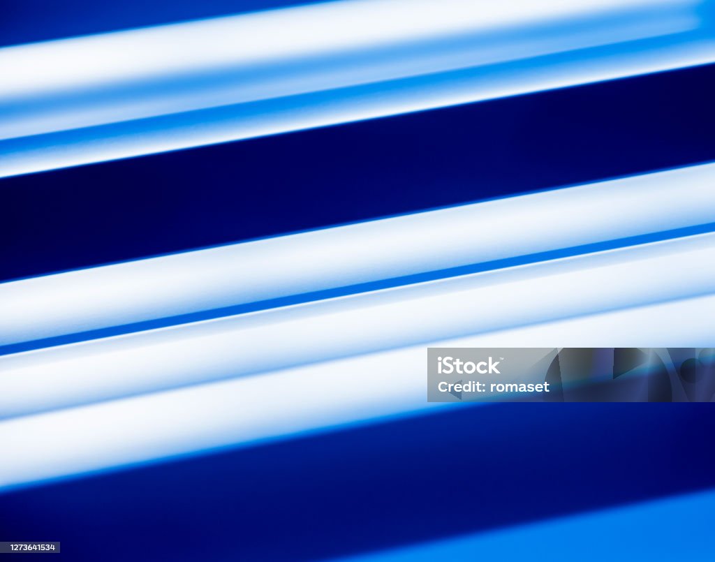 Latar Belakang Ubin Atap Logam Biru Dengan Tetesan Air Foto Stok