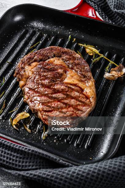 Steak Fillet Panggang Dalam Wajan Dengan Rosemary Dan Bawang Putih