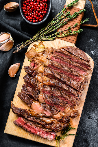 Mata Rusuk Panggang Steak Ribeye Di Papan Pemotongan Medium Langka