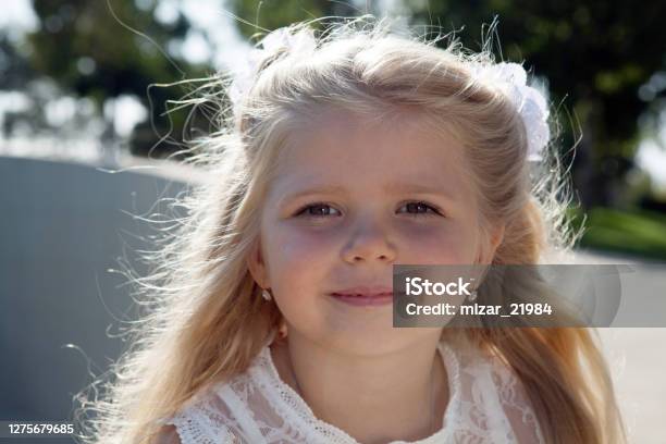 Gadis Kecil Cantik Dalam Gaun Putih Sebagai Potret Closeup Foto Stok