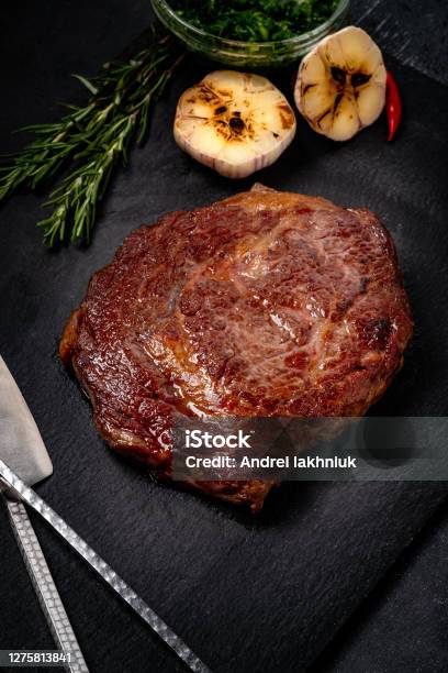 Daging Sapi Panggang Rib Mata Steak Di Piring Batu Hitam Dengan Bumbu