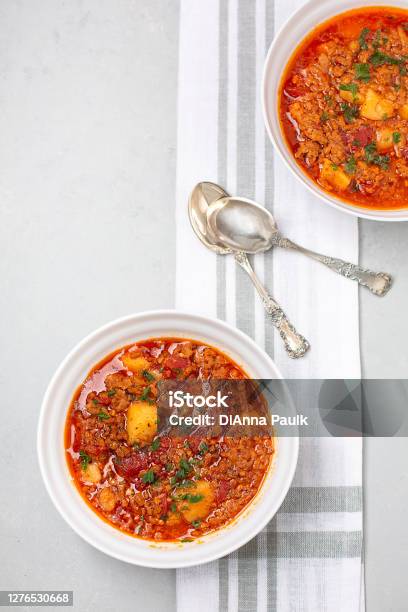 Pemandangan Atas Dua Mangkuk Putih Sup Sayur Vegan Di Atas Meja Abuabu ... Pemandangan Atas Dua Mangkuk Putih Sup Sayur Vegan Di Atas Meja Abuabu ...
