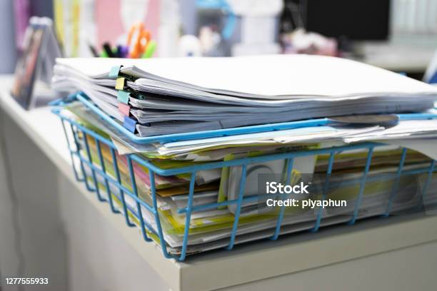 Folder File Dan File Kertas Laporan Stack Of Business Pada Tabel Di