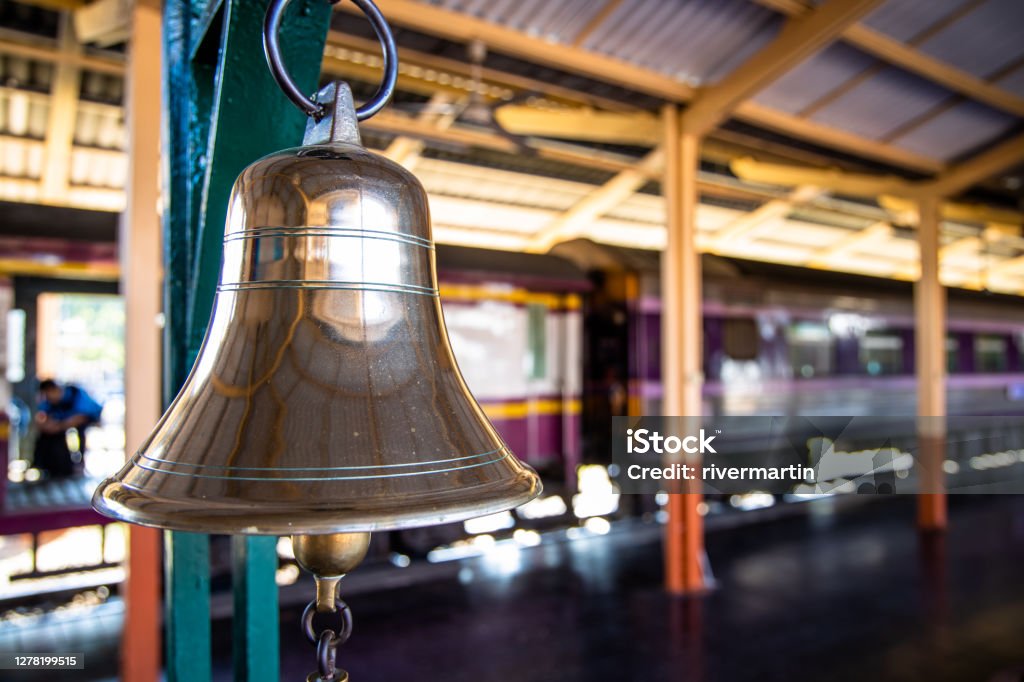 Lonceng Emas Tua Tergantung Di Pos Hijau Di Stasiun Kereta Api Dengan ... Lonceng Emas Tua Tergantung Di Pos Hijau Di Stasiun Kereta Api Dengan ...