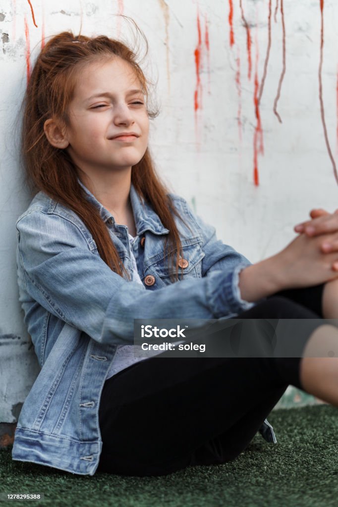 Potret Seorang Gadis Remaja Cantik Berpose Di Dinding Bata Foto Stok ... Potret Seorang Gadis Remaja Cantik Berpose Di Dinding Bata Foto Stok ...