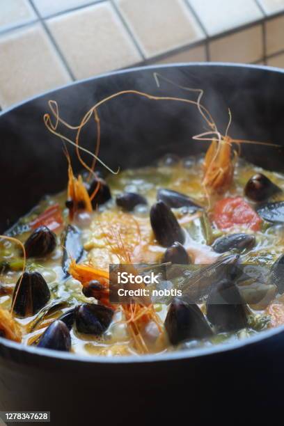 Memasak Gourmet Dalam Proses Rebusan Makanan Laut Dalam Hidangan