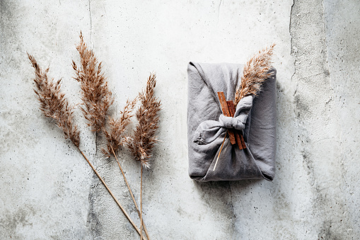 Tampilan Atas Hadiah Yang Dibungkus Oleh Kain Linen Dalam Gaya Eko ... Tampilan Atas Hadiah Yang Dibungkus Oleh Kain Linen Dalam Gaya Eko ...
