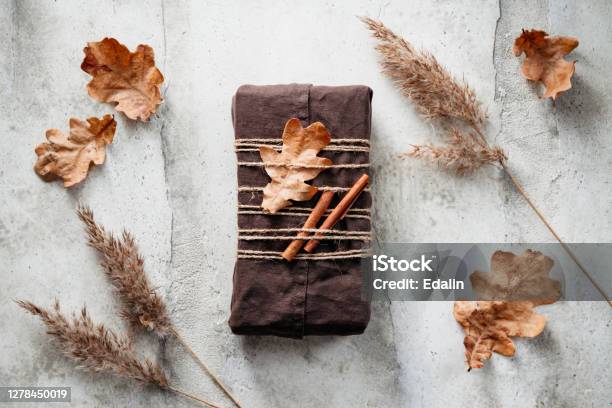 Tampilan Atas Hadiah Yang Dibungkus Oleh Kain Linen Dalam Gaya Eko ... Tampilan Atas Hadiah Yang Dibungkus Oleh Kain Linen Dalam Gaya Eko ...