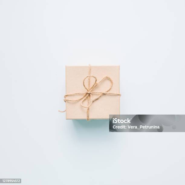 Kotak Hadiah Hadiah Yang Dibungkus Dengan Kertas Kerajinan Dan Pita ... Kotak Hadiah Hadiah Yang Dibungkus Dengan Kertas Kerajinan Dan Pita ...