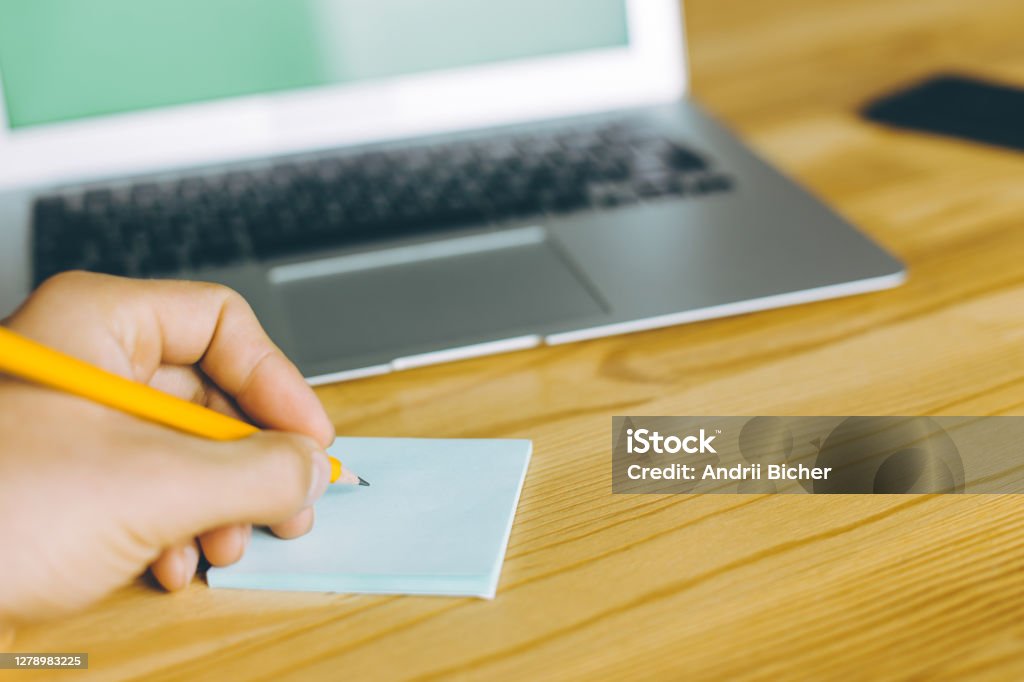 Memotong Bidikan Tangan Membuat Catatan Pada Stiker Biru Untuk Diingat ... Memotong Bidikan Tangan Membuat Catatan Pada Stiker Biru Untuk Diingat ...