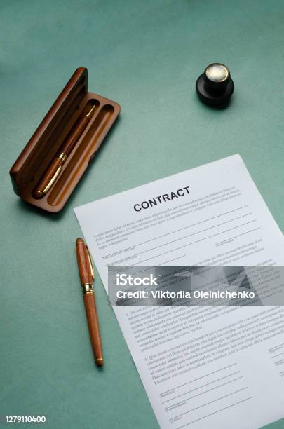 Gambar Vertikal Formulir Kontrak Stempel Dan Pena Pengusaha Di Meja