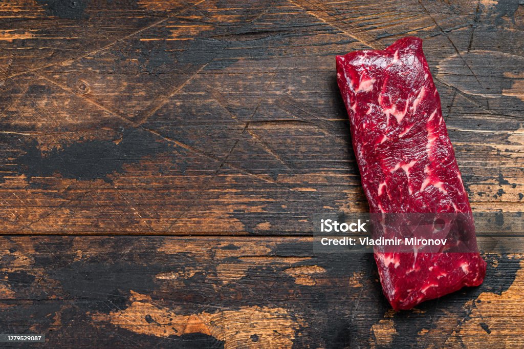 Golok Mentah Atau Rok Steak Daging Sapi Latar Belakang Kayu Gelap