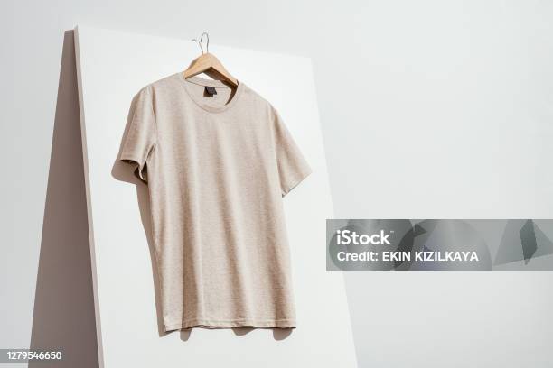 Mockup Kaos Krem Template Di Gantungan Kayu Foto Stok Unduh Gambar