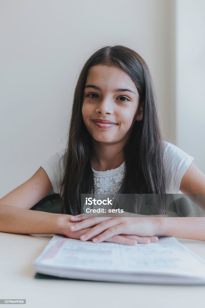 Potret Siswi Bahagia Duduk Di Meja Sekolahnya Di Kelas Foto Stok Unduh Gambar Sekarang Istock