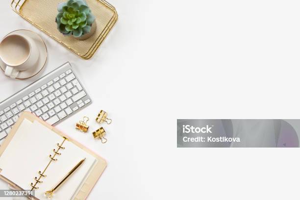 Tampilan Atas Aksesori Meja Kantor Yang Bergaya Dengan Keyboard Dan