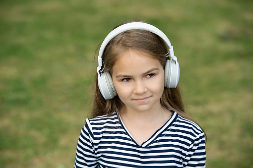 Hadapi Musiknya Gadis Kecil Mendengarkan Musik Di Luar Ruangan Anak ... Hadapi Musiknya Gadis Kecil Mendengarkan Musik Di Luar Ruangan Anak ...