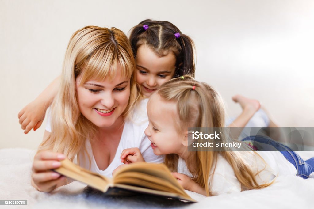 Keluarga Yang Bahagia Ibu Muda Cantik Membaca Buku Untuk Putrinya Ibu ... Keluarga Yang Bahagia Ibu Muda Cantik Membaca Buku Untuk Putrinya Ibu ...