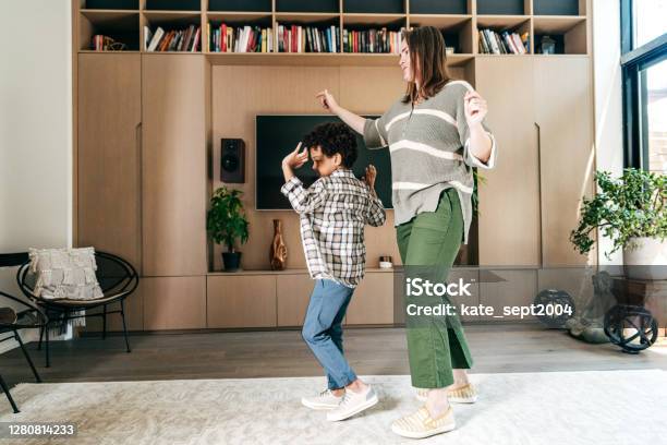 Foto De Mãe E Filho Dançando Juntos Na Sala De Estar E Mais Fotos De Stock De Dançar Dançar