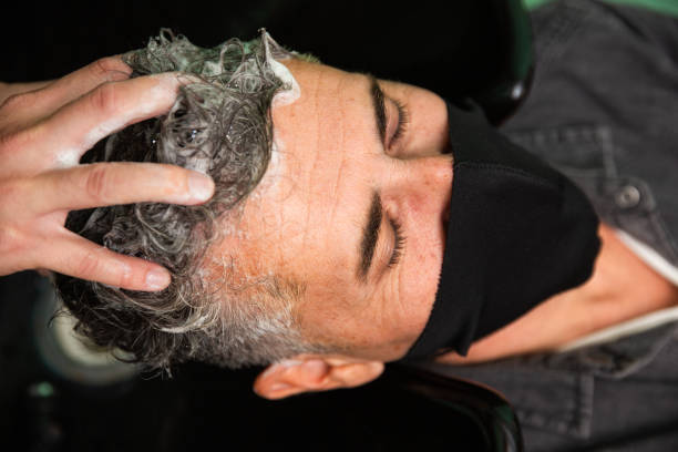 1100 Hombre Con Masaje De Cabeza Fotografías De Stock Fotos E Imágenes Libres De Derechos