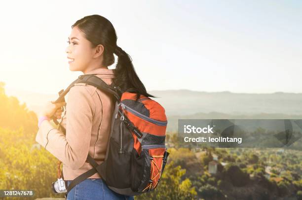 Wanita Asia Dengan Ransel Dengan Pemandangan Gunung Dan Latar Belakang